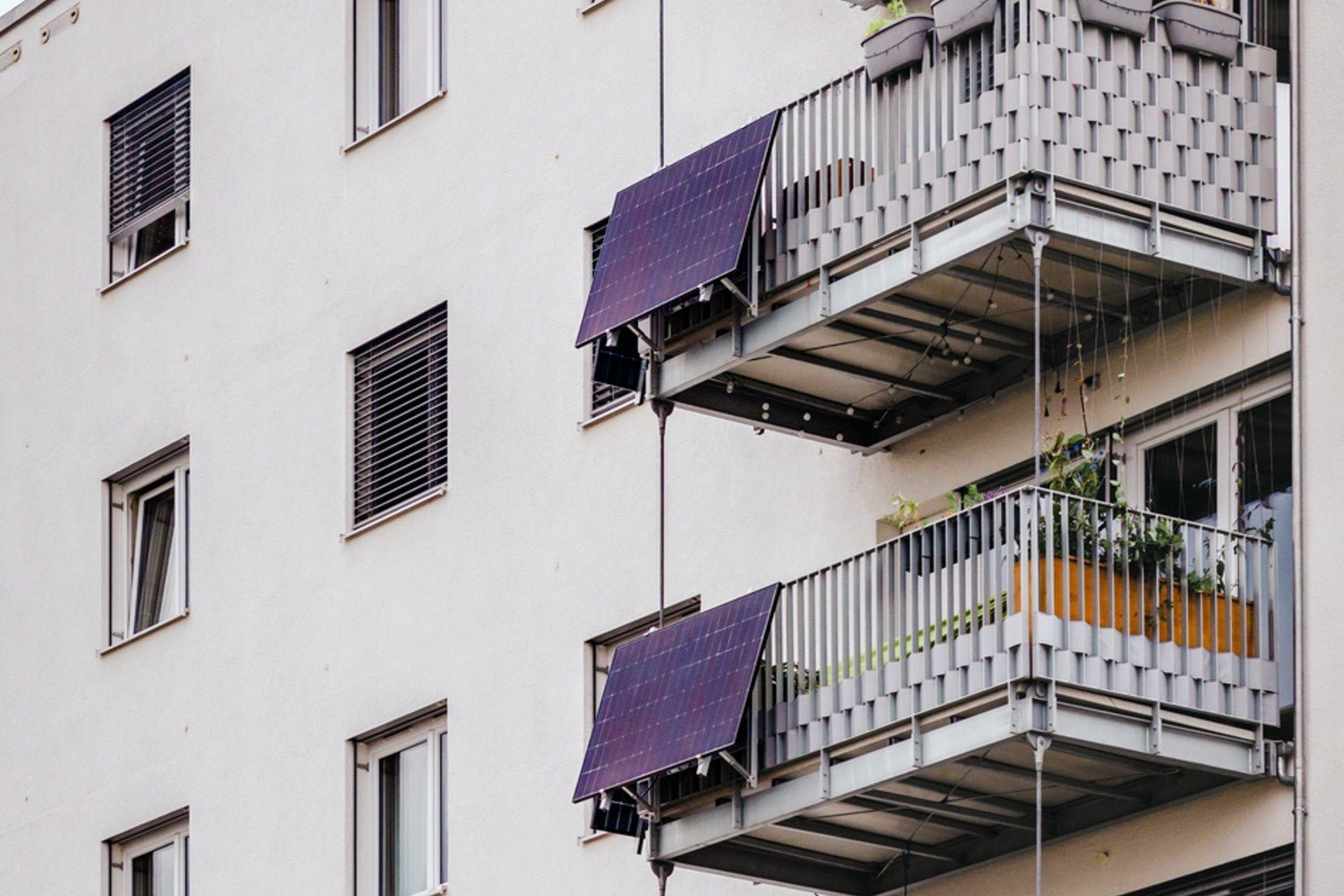 Balkonkraftwerk ohne Außensteckdose: So geht's trotzdem! • Kleines Kraftwerk